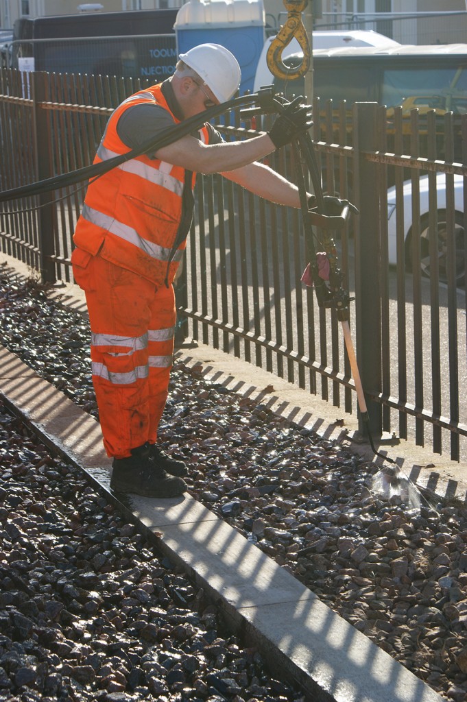 ballast-bonding-dawlish-operation-02 - Thermit Welding